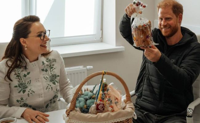 Оскандалились: принцу Гарри во Львове подарили вместо украинского кулича русский — EADaily, 15 ...